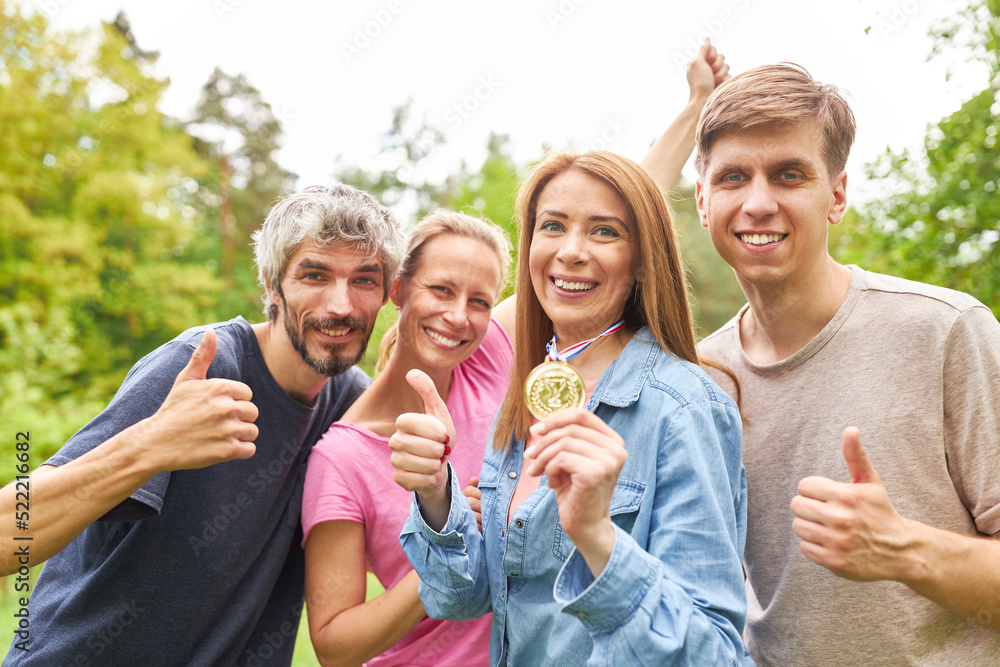 Junge Leute als erfolgreiches Sieger Team mit Medaille Stock Photo | Adobe Stock