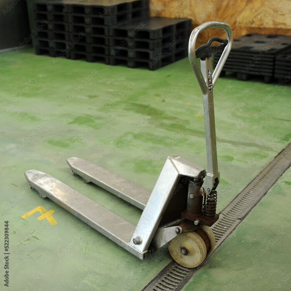 Transpaleta manual para transporte de palés en un almacen de mercancías ...