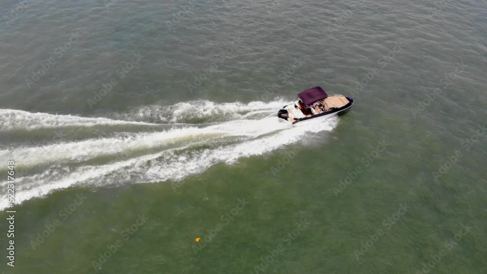 playa mar océano pacifico bahía con bote lancha barco navegando en un ...