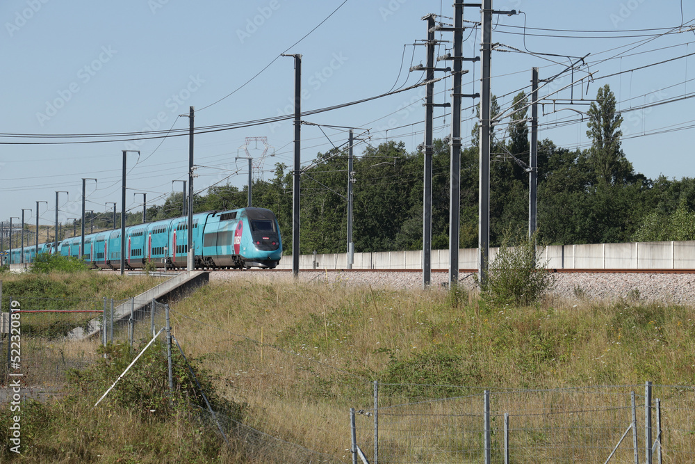 Laruscade, France, 2022 : Passage d’un TGV OUIGO de la SNCF sur la LGV SEA Stock Photo | Adobe Stock