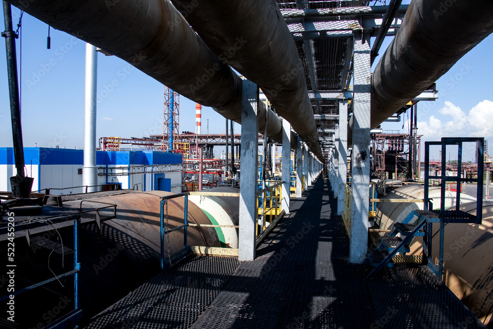 Cargo oil transportation in tanks by rail. Oil refinery area Stock-Foto ...