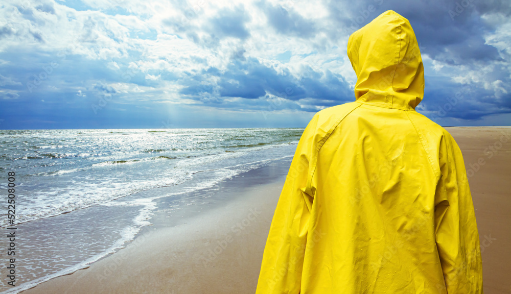 Auszeit an der Nordsee - Insel Amrum. Junge Frau geht am Strand ...