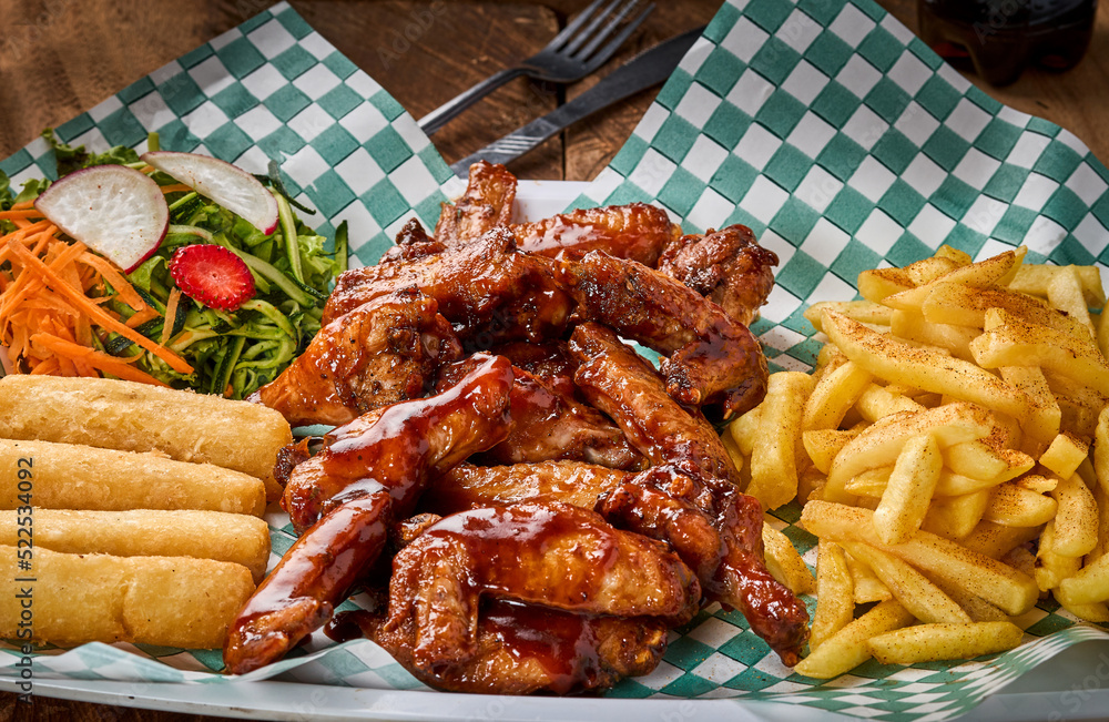 foto vertical de alitas bbq con papas y ensalada Stock Photo | Adobe Stock
