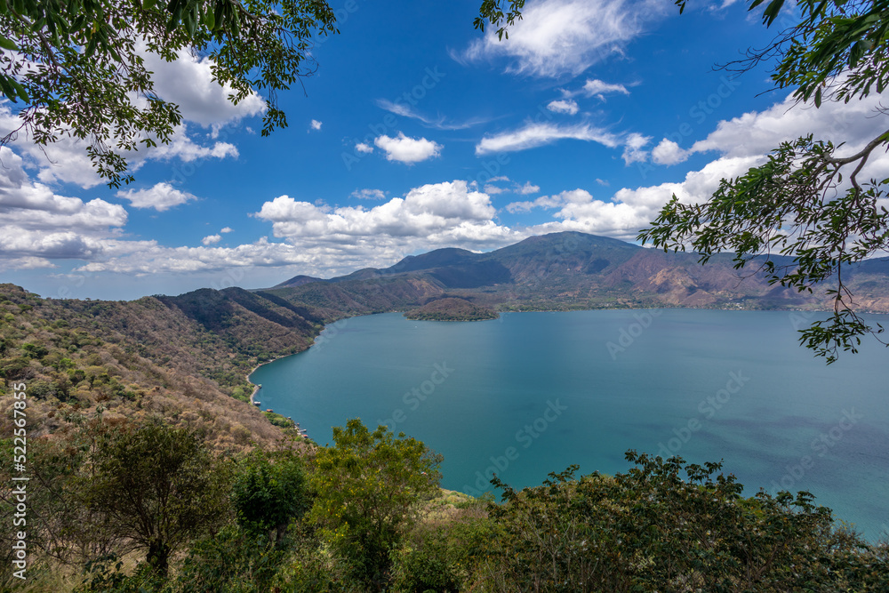 El lago Coatepeque es un lago de origen volcánico, situado a 18 km al ...