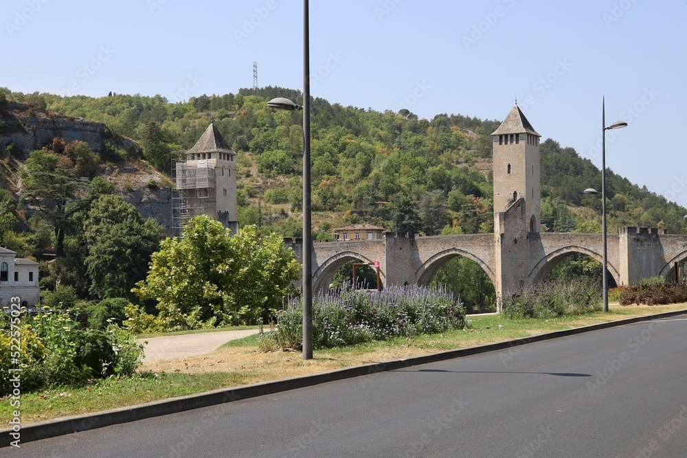 Le pont Valentre sur la rivière Lot, construit au 14eme siècle, ville ...