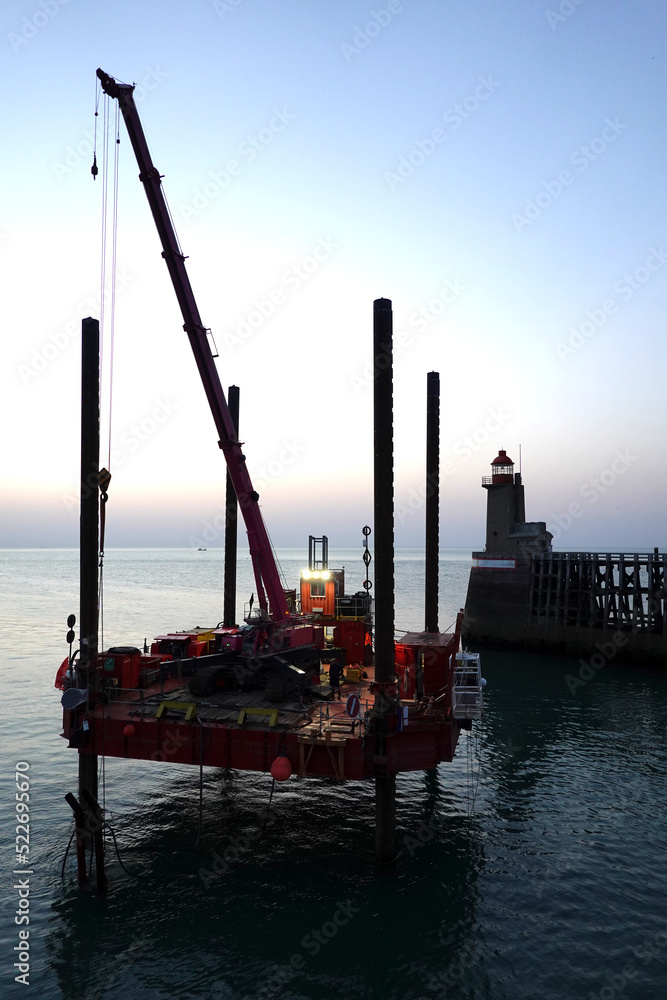 Barge auto-élévatrice à l'entrée du port de Fécamp pour le chantier des ...