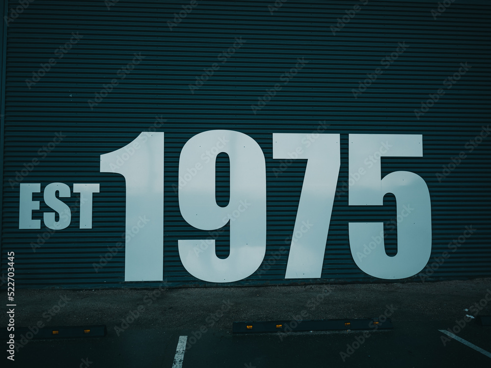 EST 1975 Stock 写真 | Adobe Stock