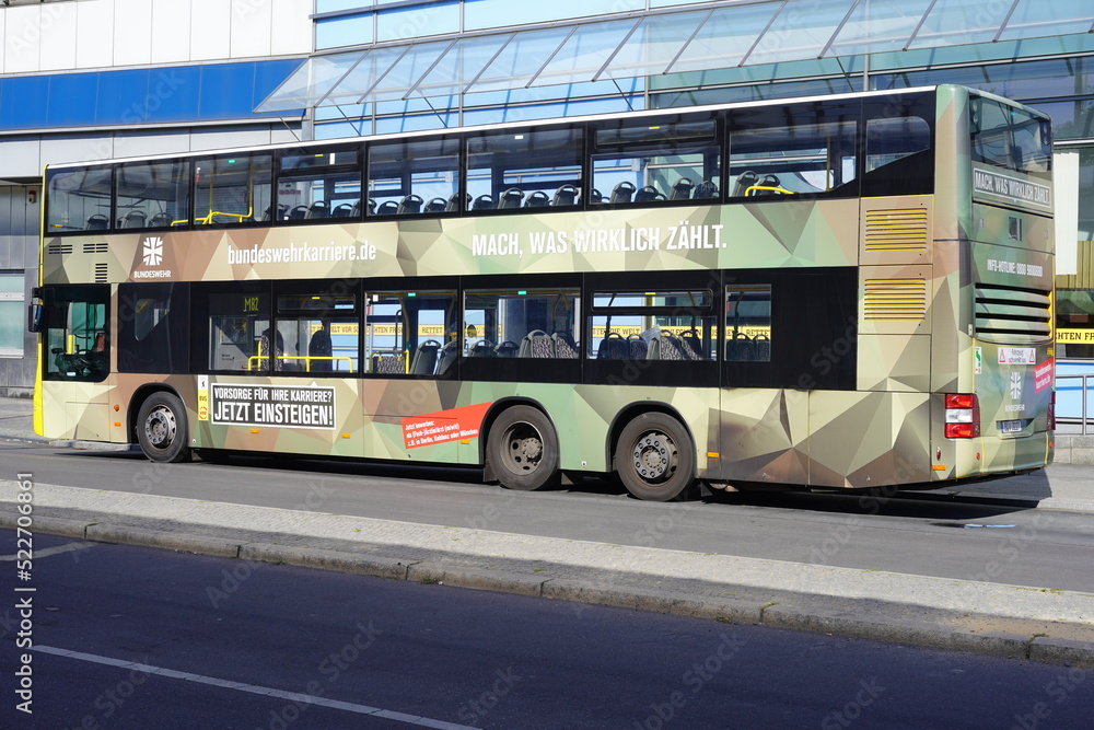BVG Doppeldeckerbus mit Werbung der Bundeswehr in Berlin am 11.08.2022 ...
