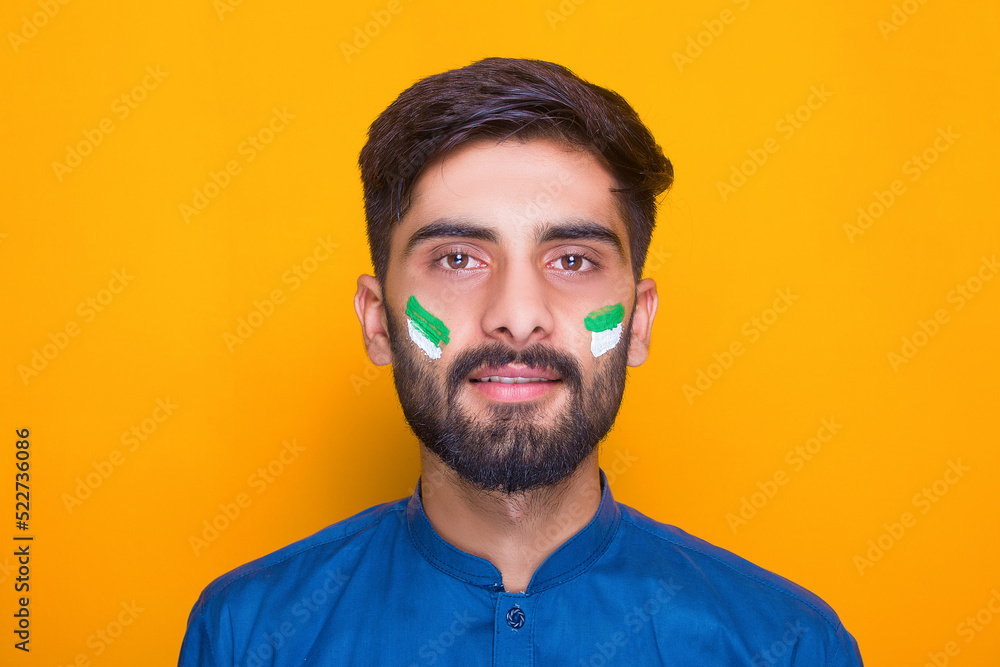 Foto de Pakistani Boy with face paint celebrating independece day ...