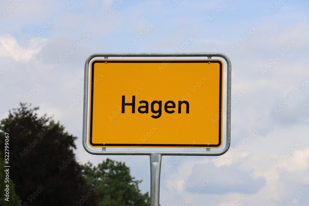 Foto de Ortsschild Hagen: Orangenes Schild am Ortseingang der Stadt ...