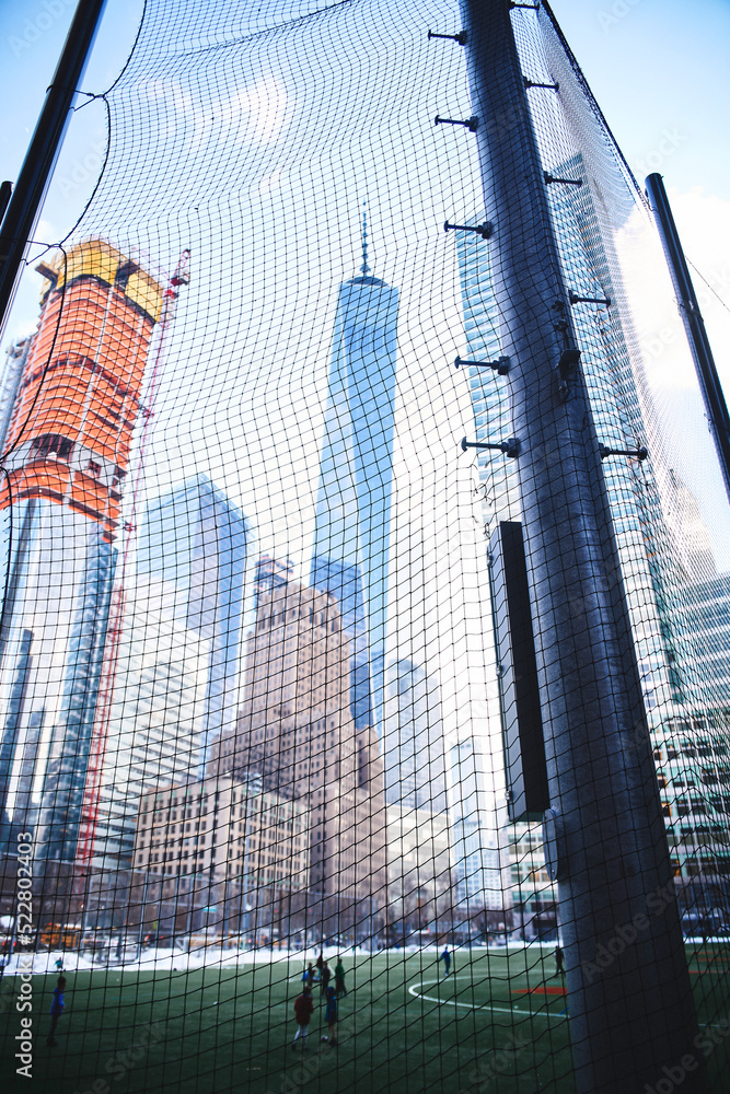 Vue sur un terrain de sport à New York City, USA dans les quartiers des ...