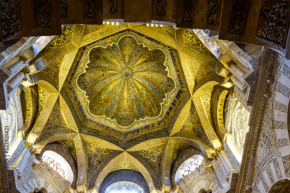 Puerta y cúpula de la maqsura, construida durante la ampliación de ...
