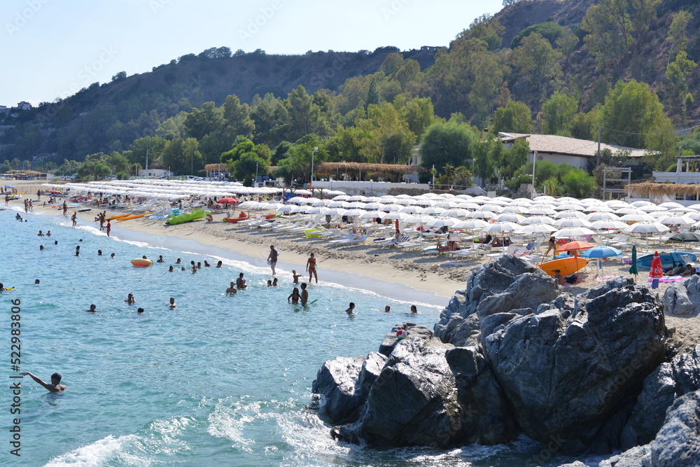 Turisti a Caminia Località Balneare Calabrese - Calabria Italia Stock ...