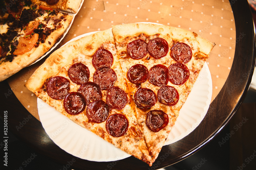 Superbe pizza au fromage et au chorizo sur une assiette en carton Stock ...