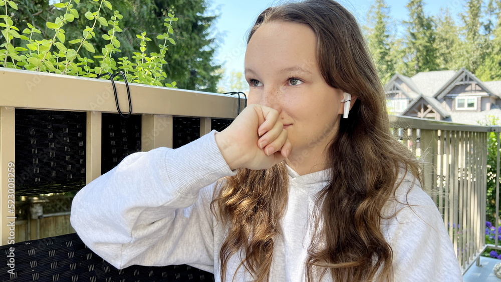 Fotografia do Stock: A teenage girl laughed embarrassedly in a fist ...