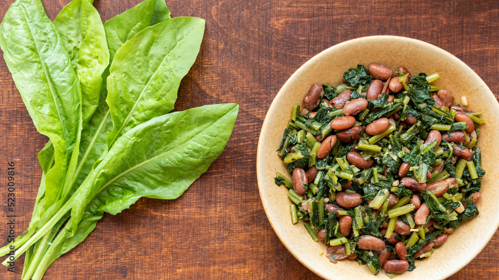 Foto de Famous Mediterranean dish with chicory leaves. Italian Cicoria ...