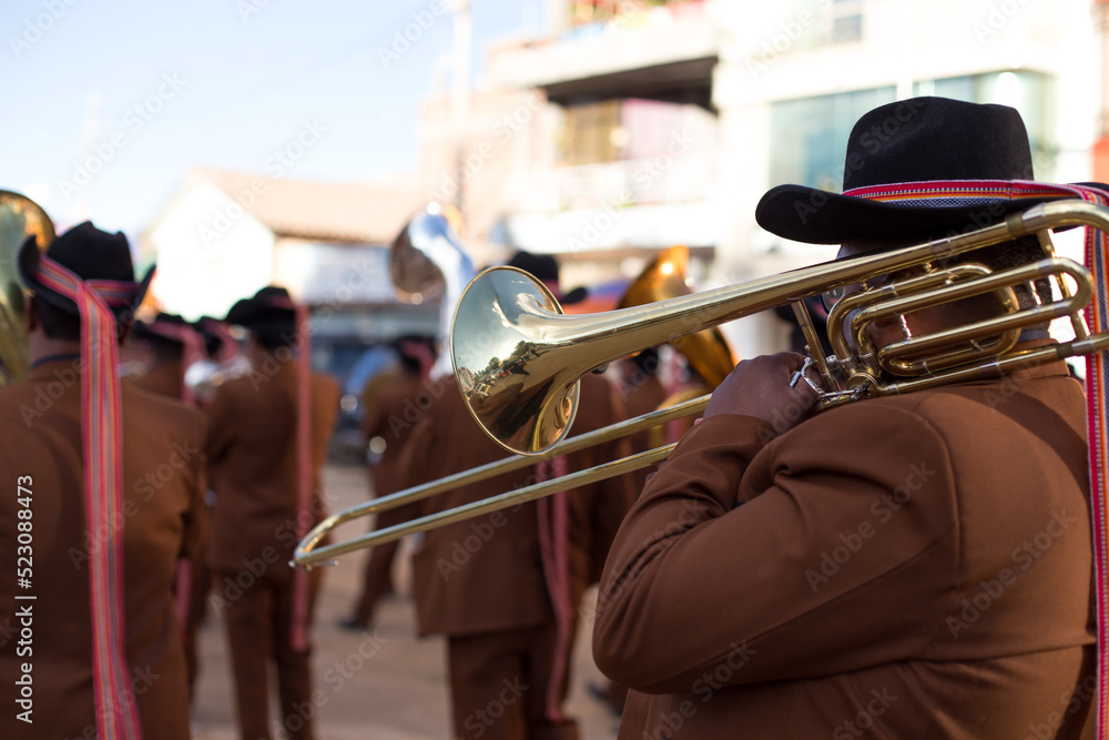 Foto de Músico tocando el Trombón en una fiesta patronal en Perú ...