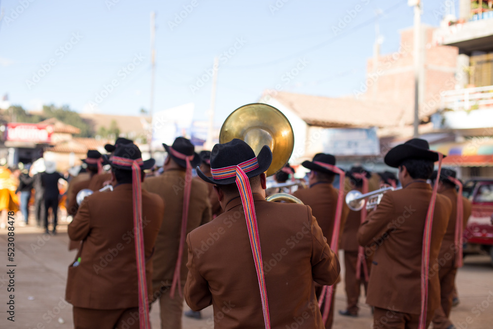 Músico tocando el Trombón en una fiesta patronal en Perú. Concepto de ...