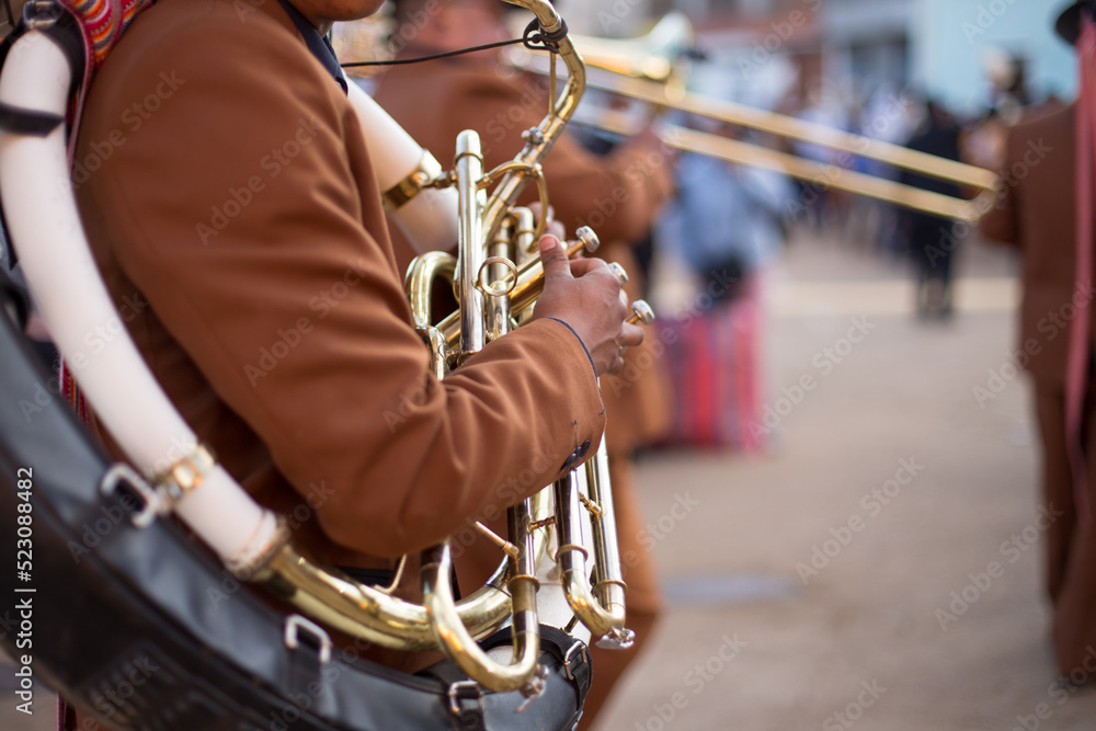 Foto de Músico tocando el Trombón en una fiesta patronal en Perú ...