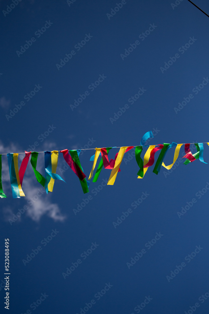 banderitas de colores colgadas con el cielo azul de fondo. Concepto de ...