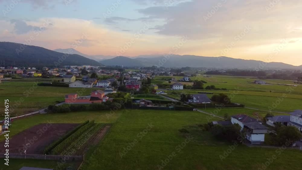 Paisaje aéreo de dron sobrevolando el cielo de un pueblo rural en el ...