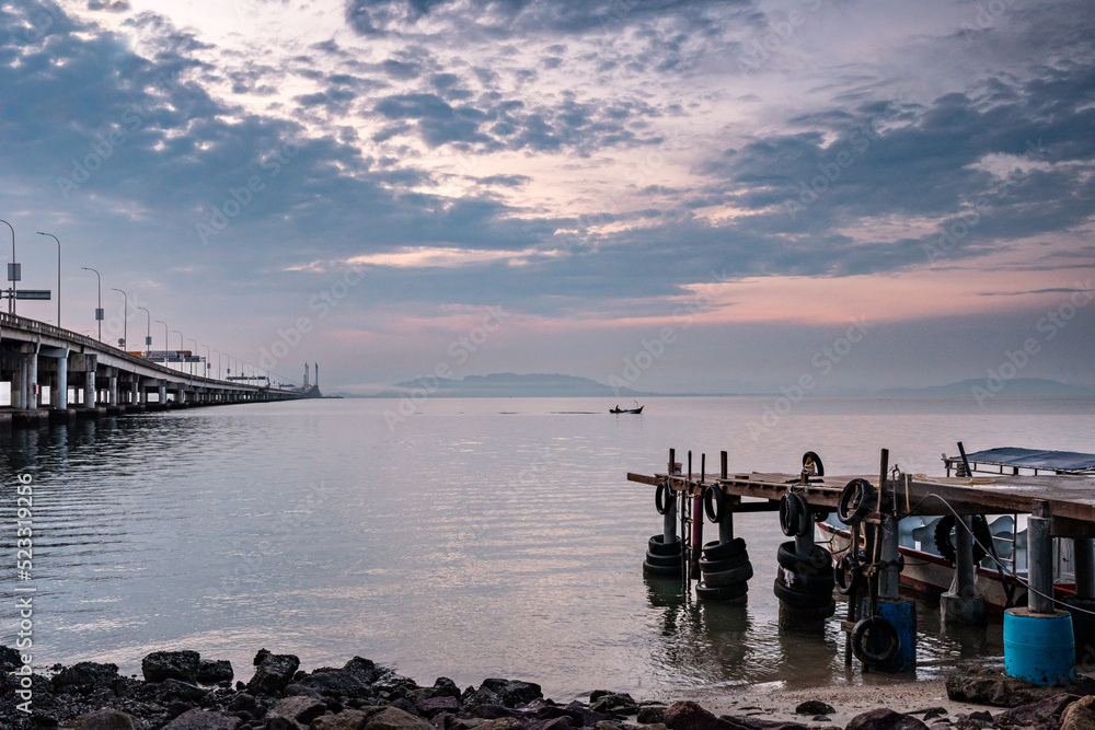Foto de Sunrise shoot under the Penang Bridge. Penang bridges are ...