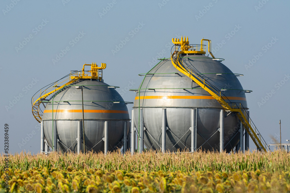 Oil and gas industry, tanks for liquid gas and crude oil Stock Photo ...