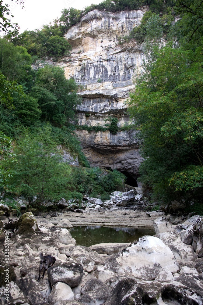 Rivière grotte du Mas d'Azil asséchée - sécheresse eau canicule chaleur ...