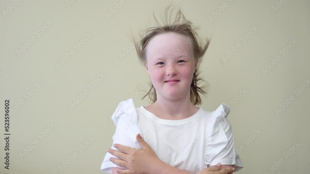 Vidéo Stock Happy girl with Down syndrome having fun and laughing in ...