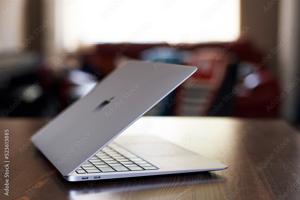 Foto de UK, Newcastle upon Tyne, 20 July 2022 - The half-opened MacBook ...