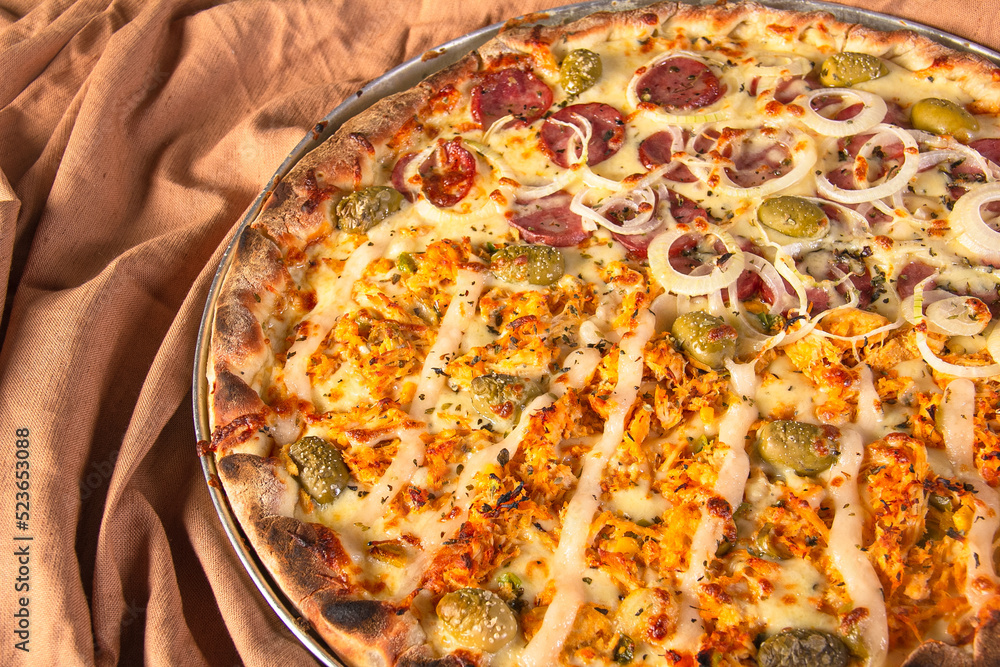 Tradicional pizza brasileira quatro estações milho calabresa e frango ...