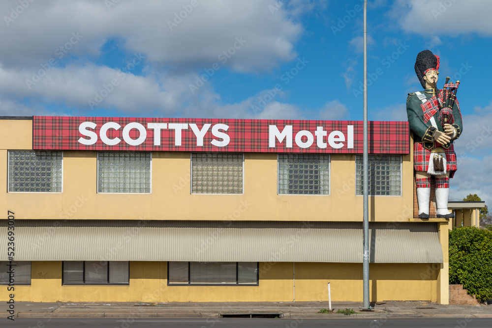 Scotty's Motel with an Iconic Australian Big Statue, Scotsman playing ...