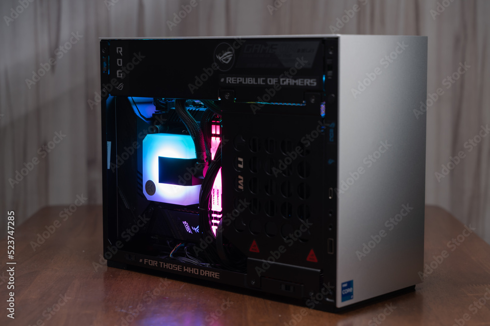 KL, MALAYSIA - June 9th, 2022 : A compact 11-litre ITX PC build by LIAN ...