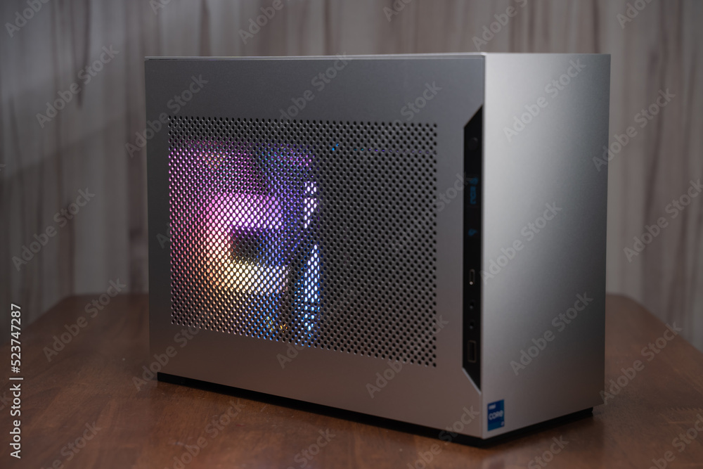 KL, MALAYSIA - June 9th, 2022 : A compact 11-litre ITX PC build by LIAN ...