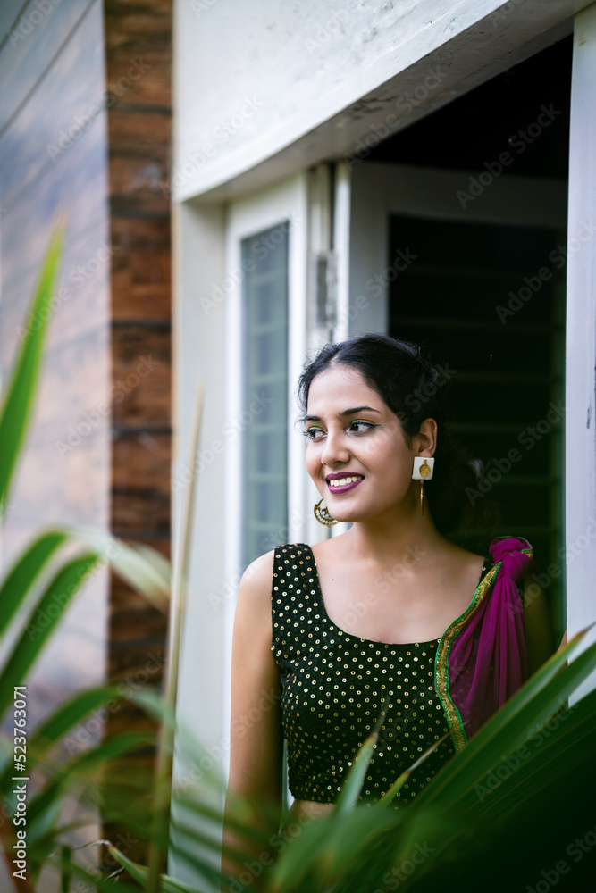 Beautiful Indian woman in traditional chaniya choli for navratri ...