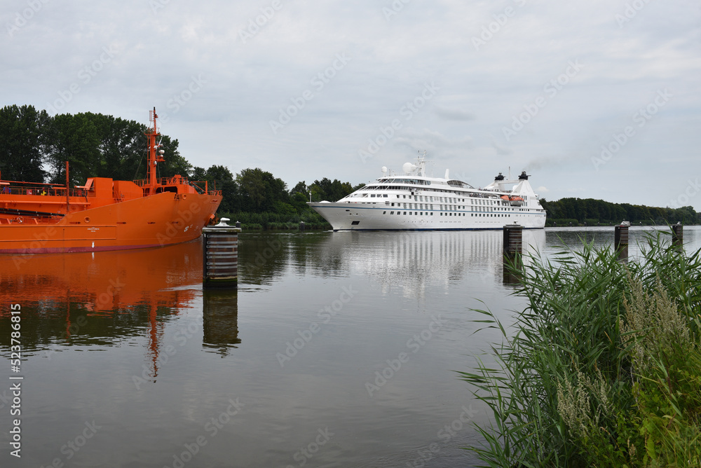 Star Legend und Tankschiff im Nord-Ostsee-Kanal Stock Photo | Adobe Stock