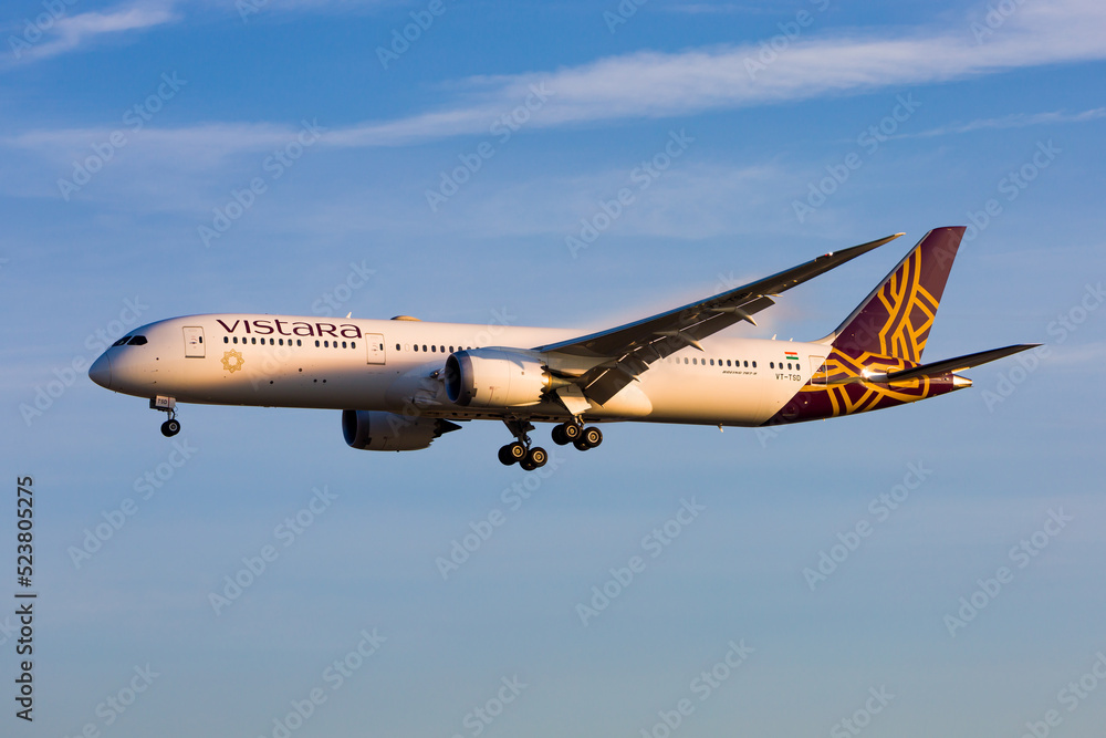 Vistara Boeing 787-9 Dreamliner arriving in morning light with ...