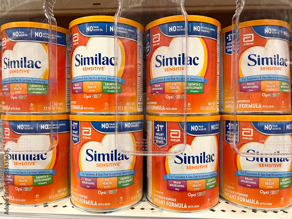 Foto de Alameda, CA - July 24, 2022: Grocery store shelf with cans of ...