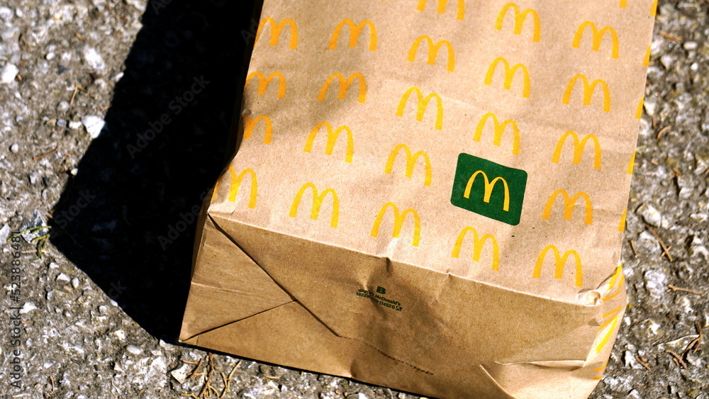 Logo of the fast food chain MC DONALD'S on a takeaway bag Stock Photo ...