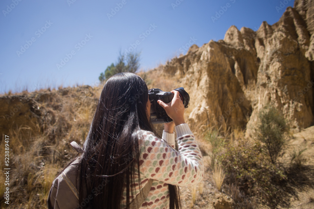 mujer turista tomando fotos con una cámara dslr profesional. Concepto ...