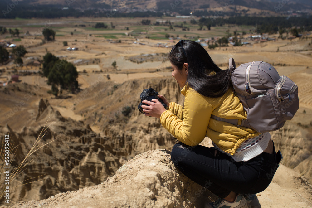 mujer turista tomando fotos con una cámara dslr profesional. Concepto ...