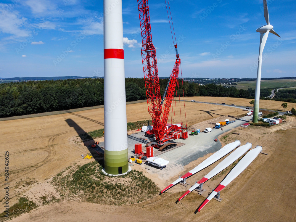 Aufbau einer Windkraftanlage aus der Luft Stock Photo | Adobe Stock Aufbau einer Windkraftanlage aus der Luft Stock Photo | Adobe Stock
