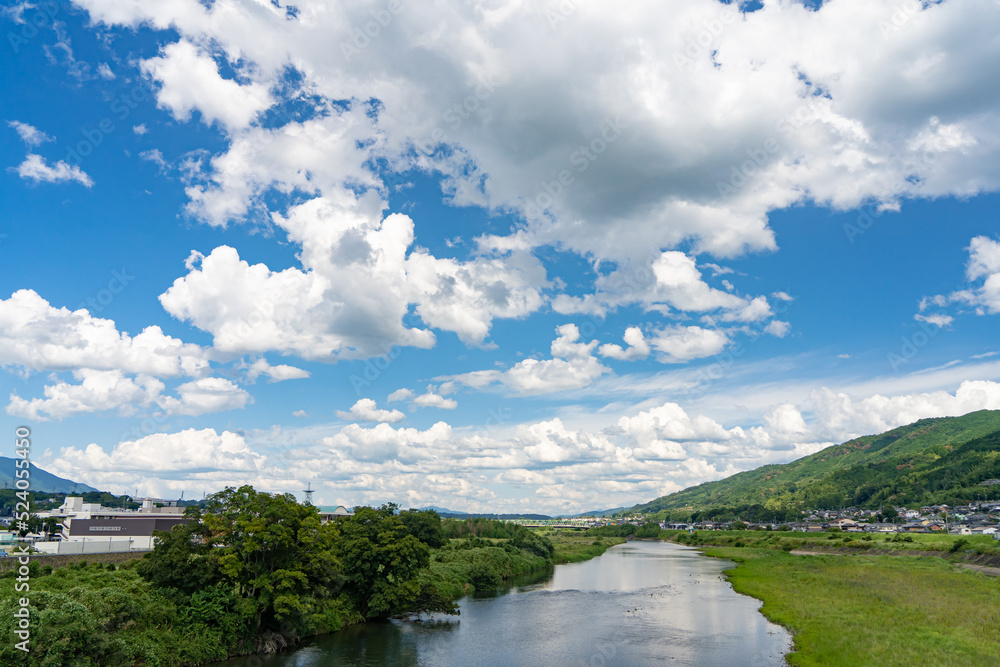 橋の上から見る青空と川沿いの町並み Stock Photo | Adobe Stock