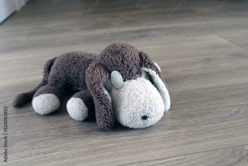 Foto de Enfance en danger, peluche triste, abimé, par terre, violence ...