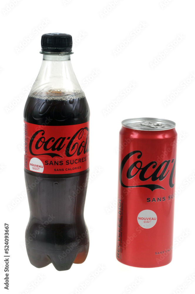 Bouteille et canette de Coca-Cola en gros plan sur fond blanc Stock ...