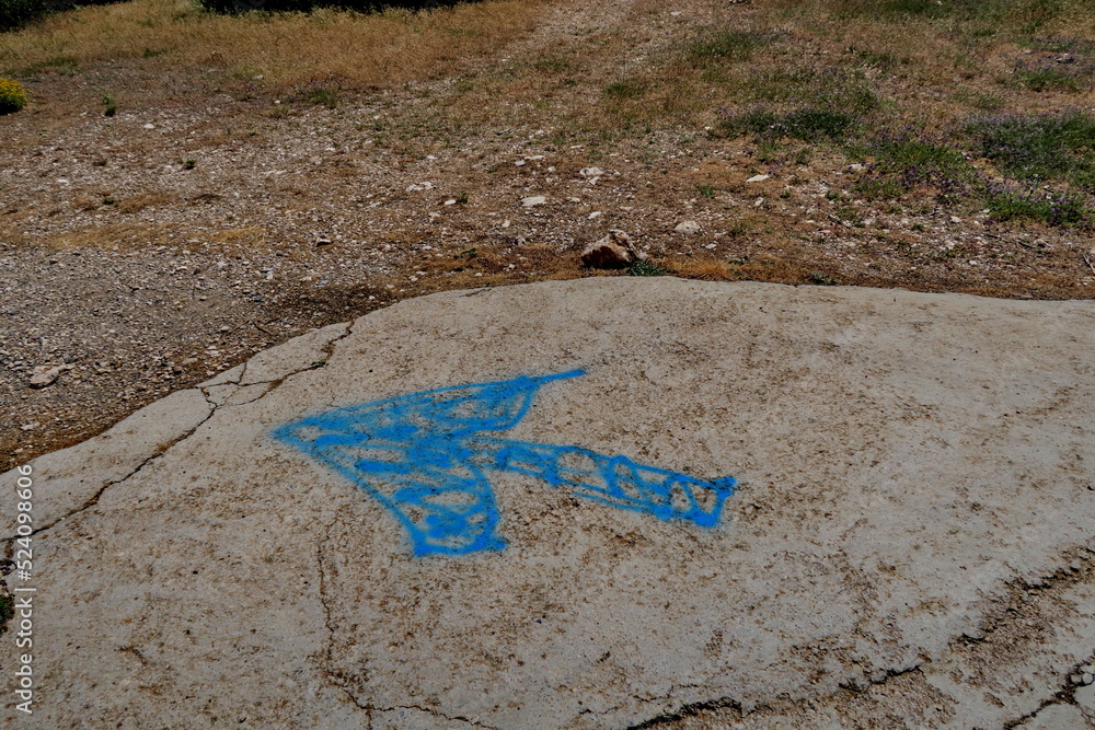Flèche bleue peinte sur un rocher. Balisage de sentier de randonnée ...