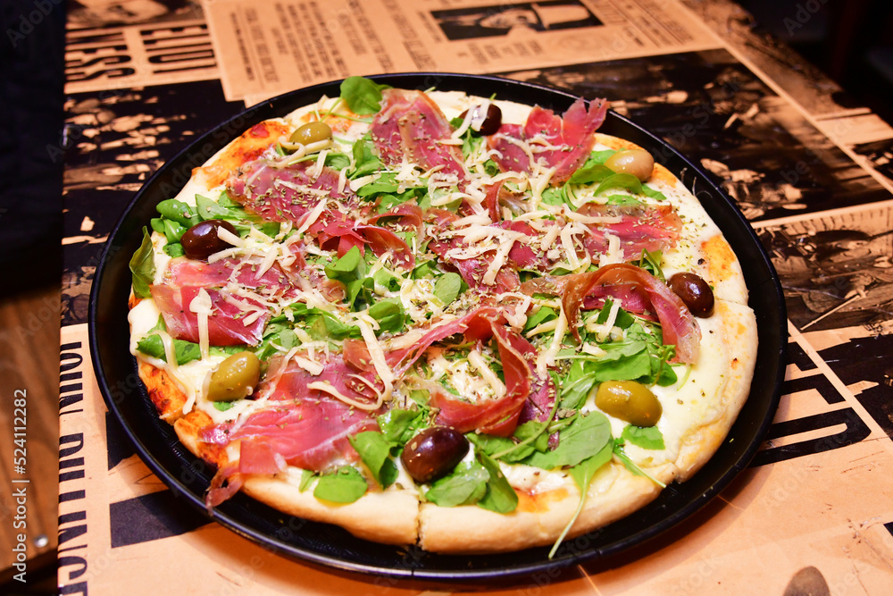 Pizza jamón crudo y rúcula foto de Stock | Adobe Stock