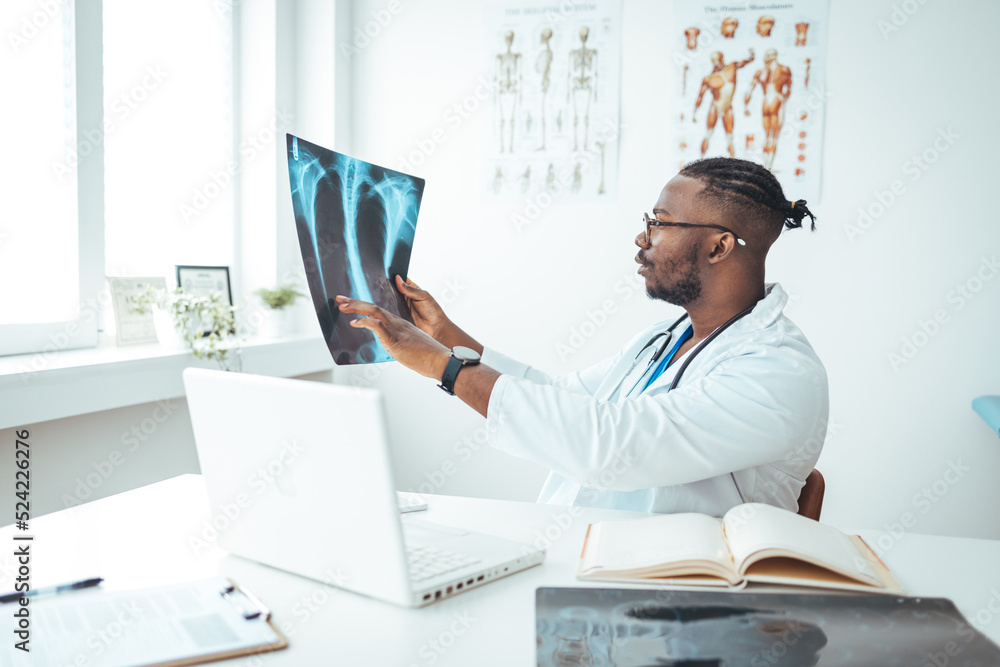 Doctor diagnosing patient’s health on asthma, lung disease, COVID-19 ...