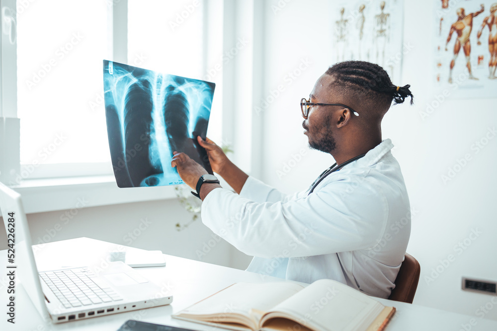 Doctor diagnosing patient’s health on asthma, lung disease, COVID-19 ...