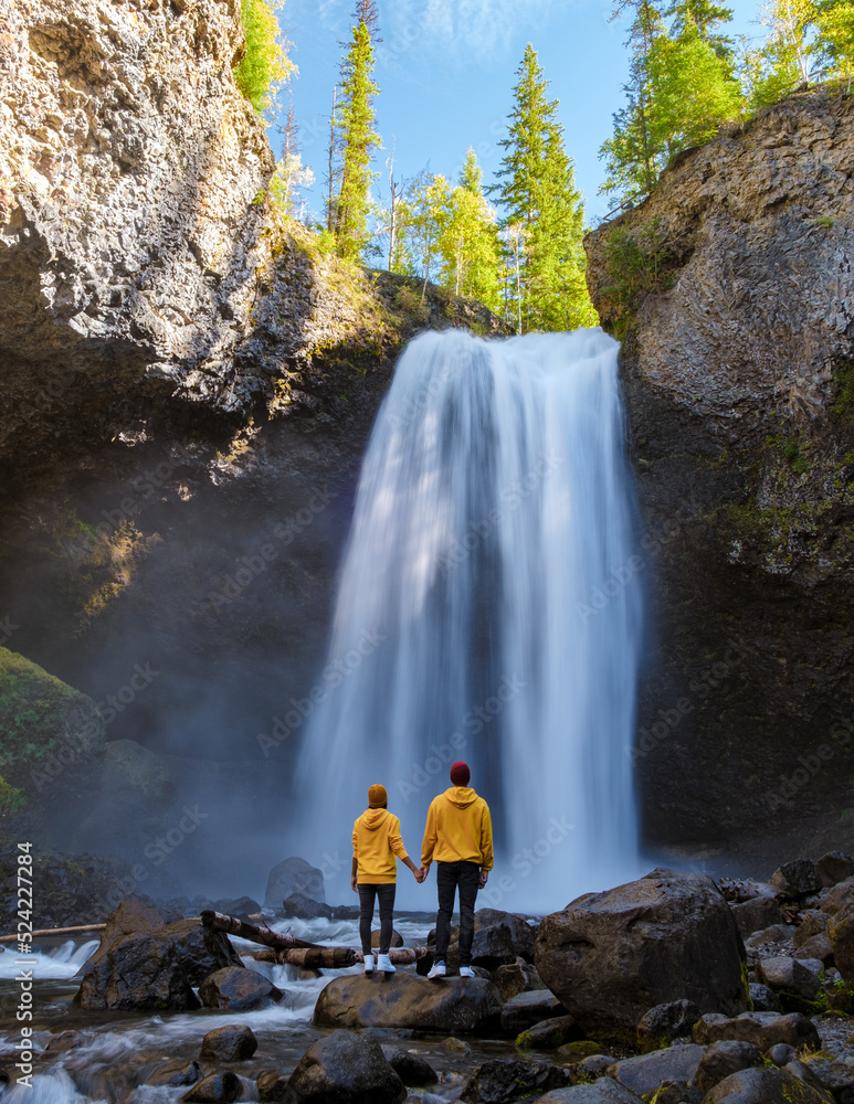 Foto de Beautiful waterfall in Canada, couple visit Helmcken Falls, the ...